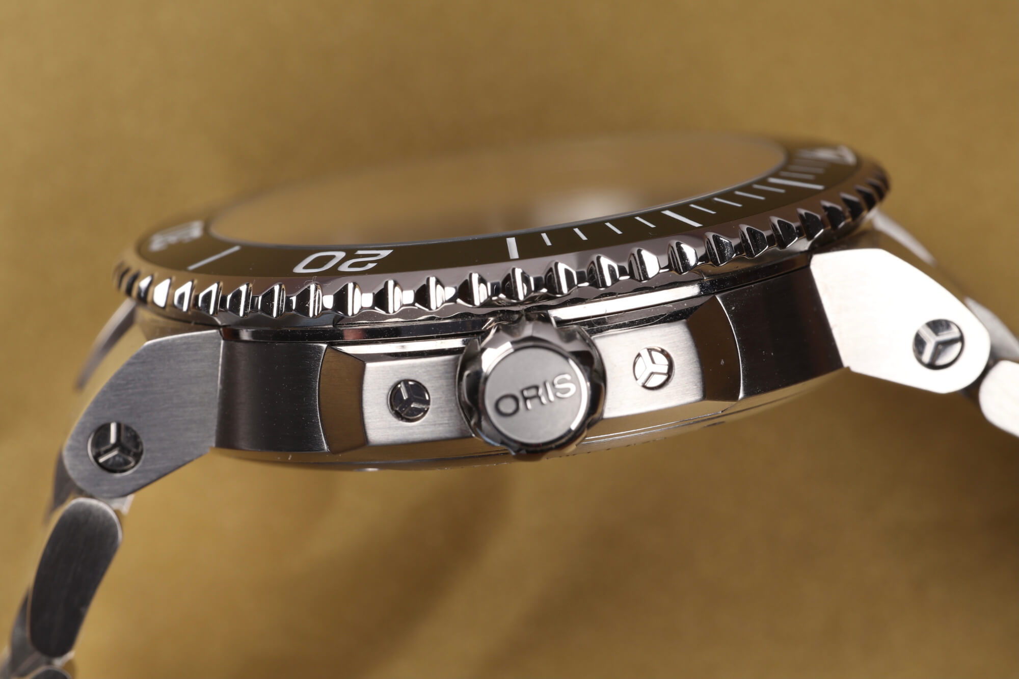 Oris Aquis Date Review 41.5mm - Watch Clicker