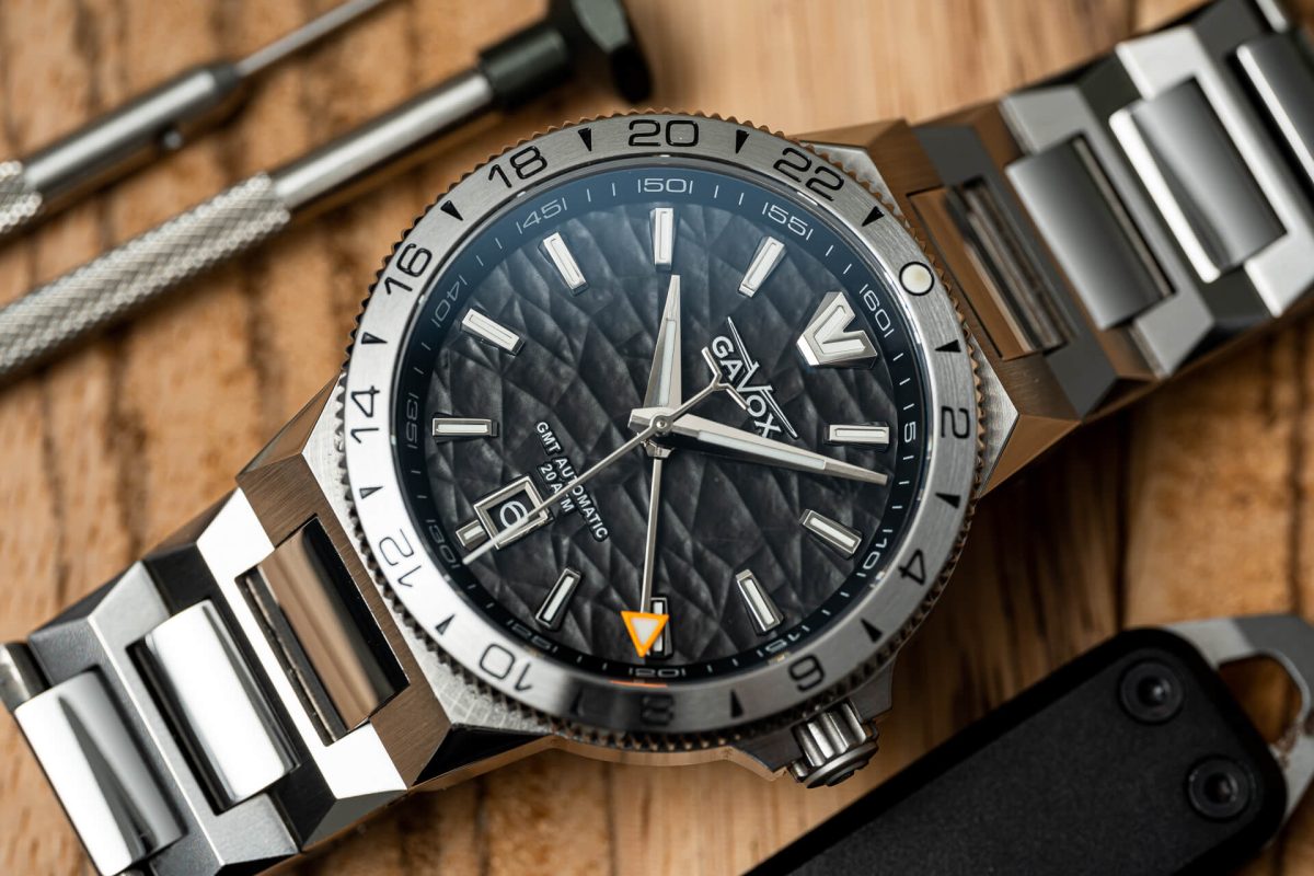 Will from WatchClicker Looking reviewing the Gavox Longitude Onyx ...