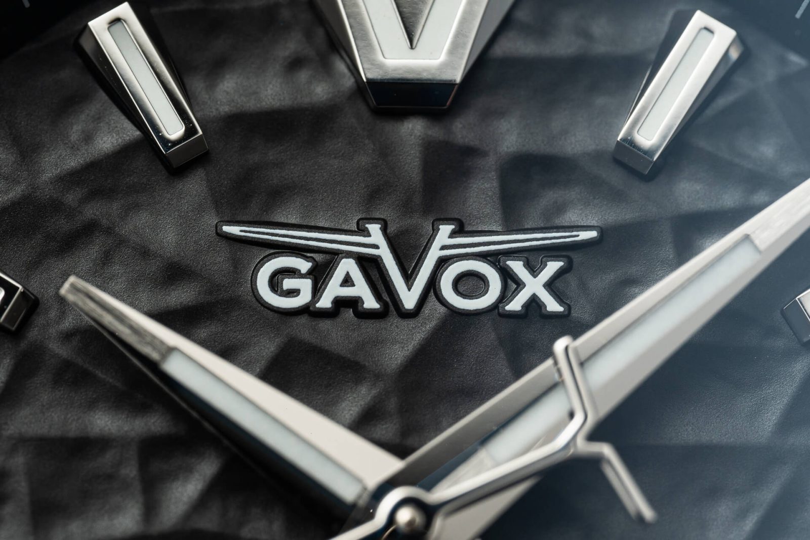 Will from WatchClicker Looking reviewing the Gavox Longitude Onyx ...