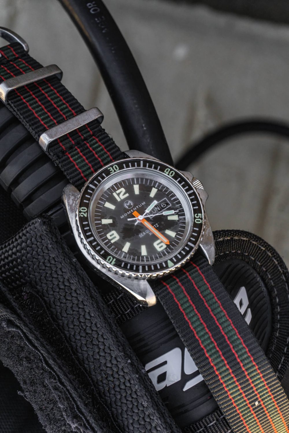Momentum Sea Quartz 30 Review - Watch Clicker